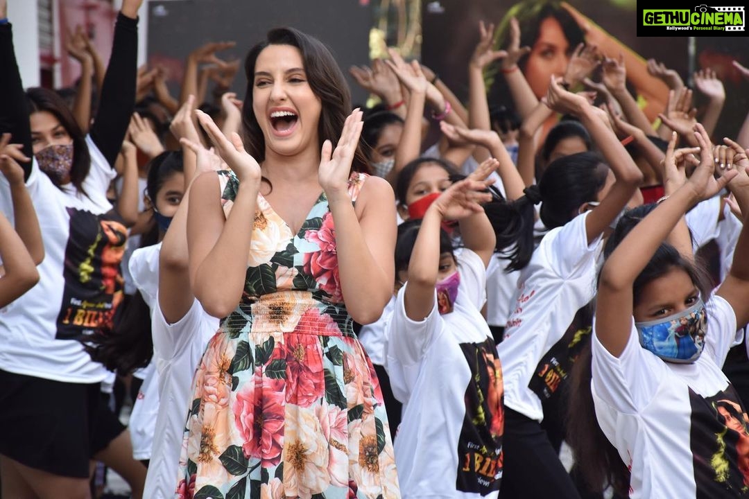 Nora Fatehi Instagram – What an AMAZING SURPRISE flash mob THANK u guys ...