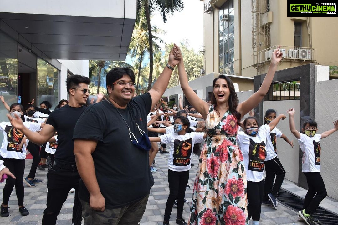 Nora Fatehi Instagram – What an AMAZING SURPRISE flash mob THANK u guys ...