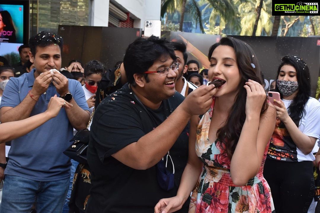 Nora Fatehi Instagram – What an AMAZING SURPRISE flash mob THANK u guys ...