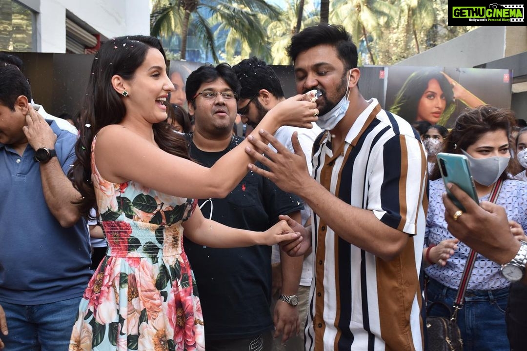 Nora Fatehi Instagram – What an AMAZING SURPRISE flash mob THANK u guys ...