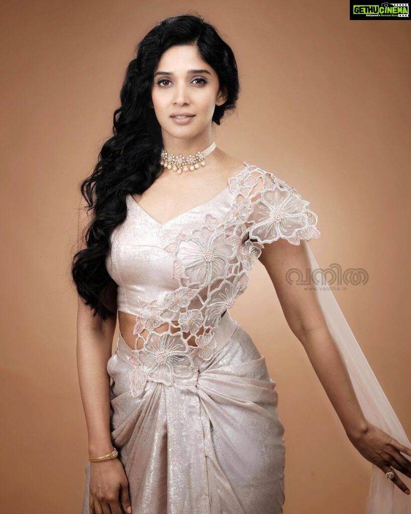 Actress Nyla Usha HD Photos and Wallpapers September 2022 | Gethu Cinema