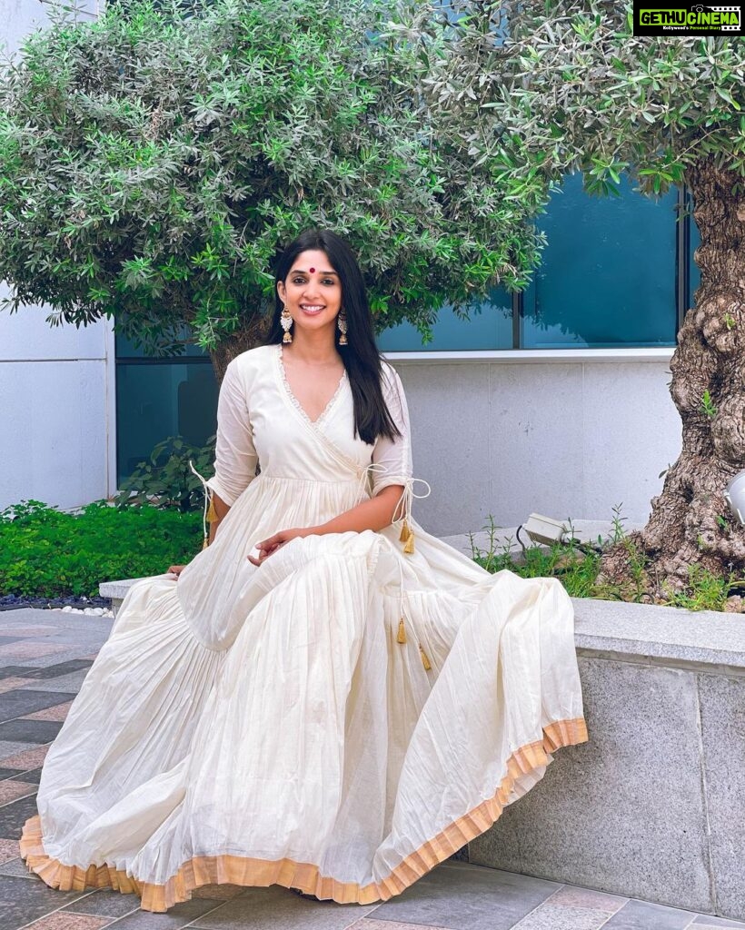 Actress Nyla Usha HD Photos and Wallpapers July 2021 - Gethu Cinema