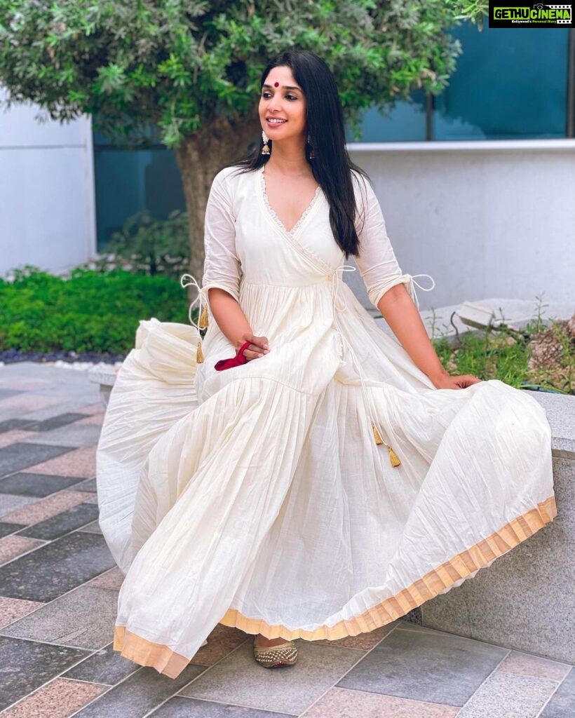 Actress Nyla Usha HD Photos and Wallpapers July 2021 - Gethu Cinema