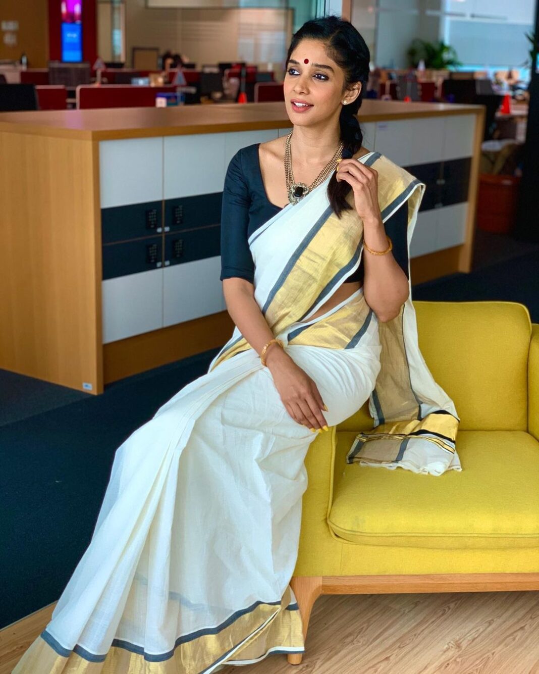 Actress Nyla Usha HD Photos and Wallpapers October 2020 - Gethu Cinema