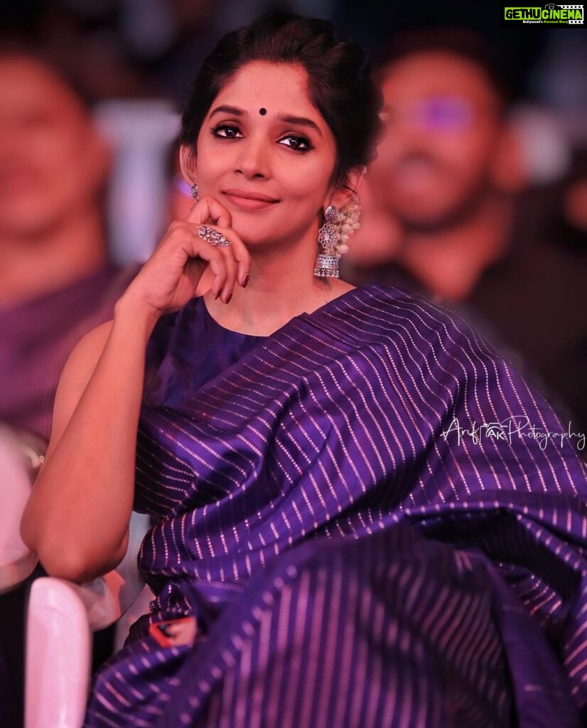 Nyla Usha Instagram - Vanitha Awards 2020 . Outfit @labelmdesigners MUA ...