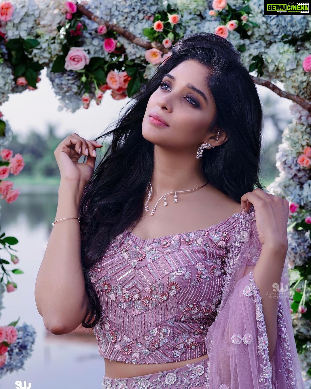 Nyla Usha Instagram – Playing dress up 🌸💃🏻💐 . @labelmdesigners X @sainu ...