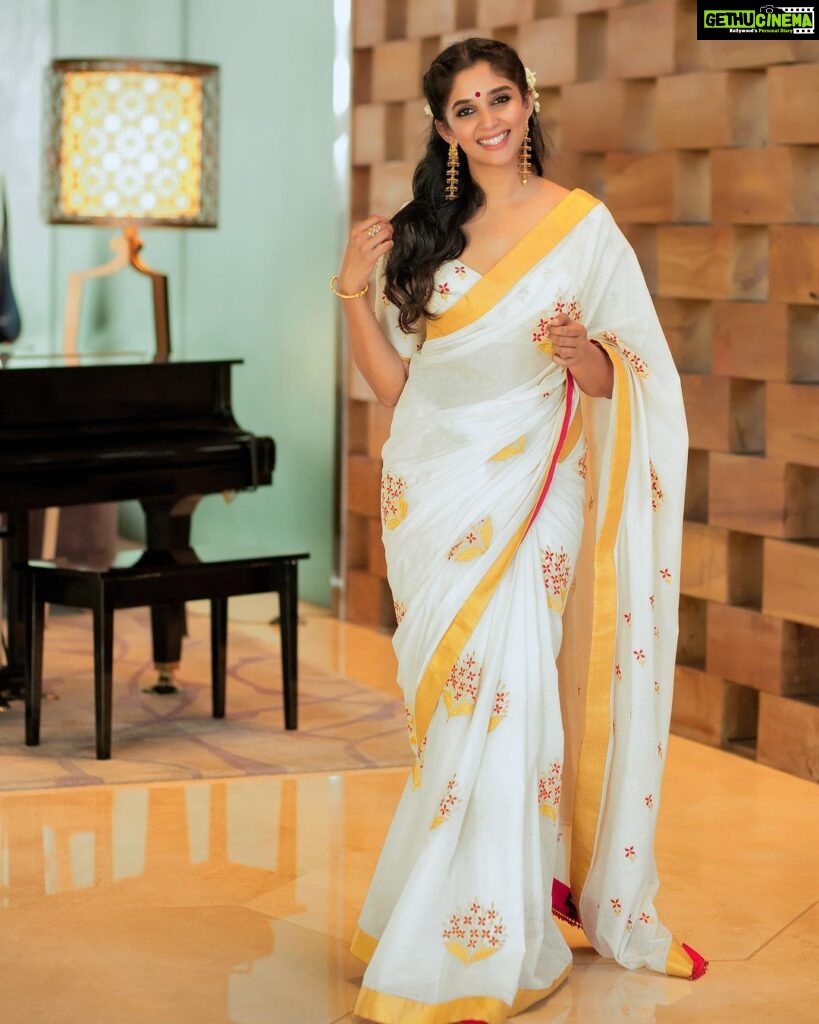 Actress Nyla Usha HD Photos and Wallpapers October 2019 - Gethu Cinema