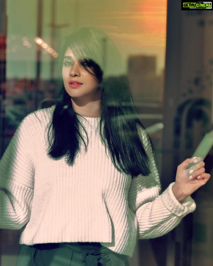 Actress Nyla Usha HD Photos and Wallpapers February 2019 - Gethu Cinema