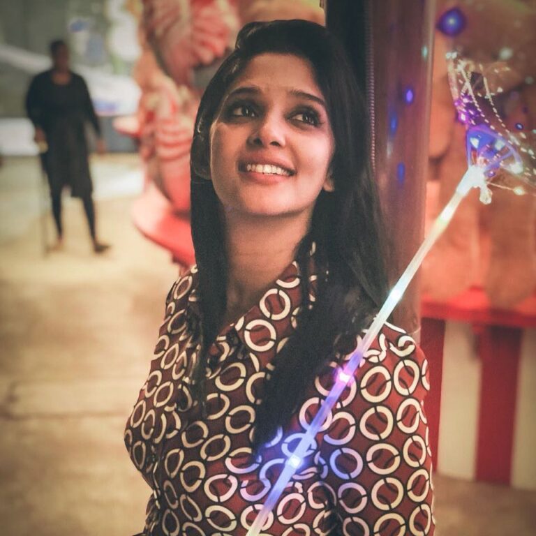 Actress Nyla Usha HD Photos and Wallpapers July 2020 - Gethu Cinema