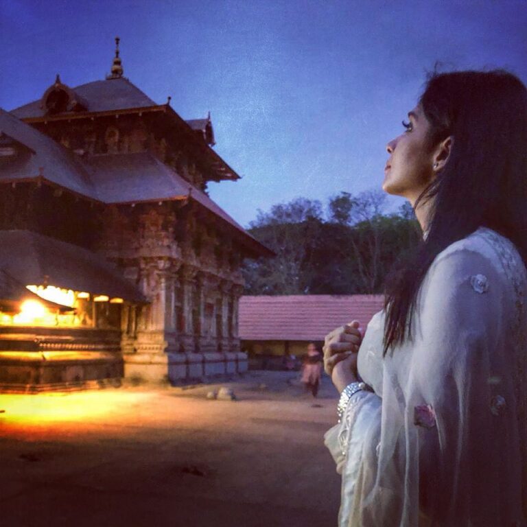 Actress Nyla Usha HD Photos and Wallpapers July 2020 - Gethu Cinema