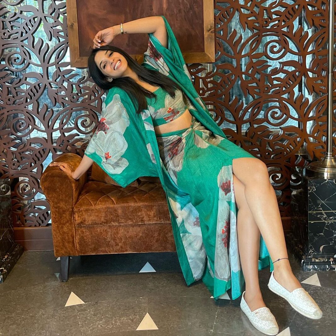 Actress Nyla Usha HD Photos and Wallpapers October 2022 - Gethu Cinema