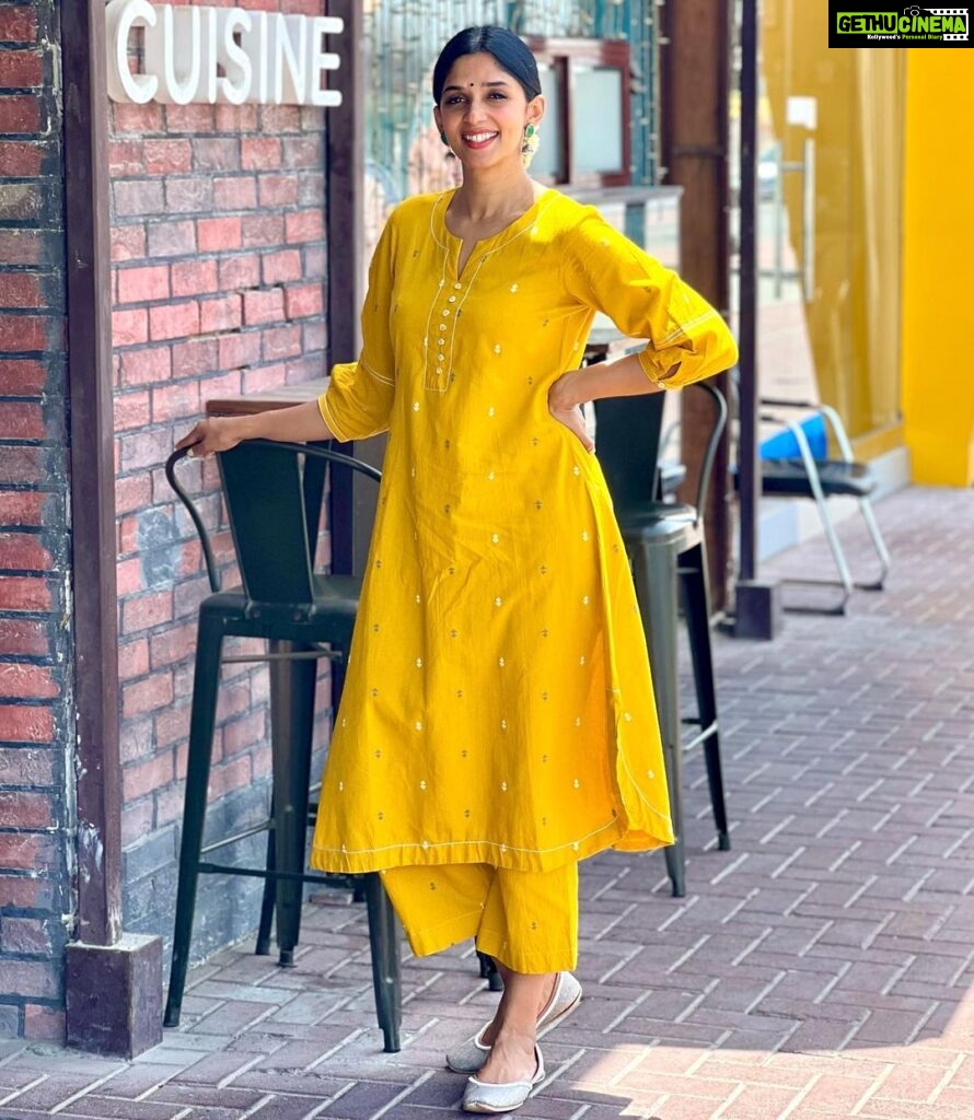 Actress Nyla Usha HD Photos and Wallpapers September 2022 | Gethu Cinema