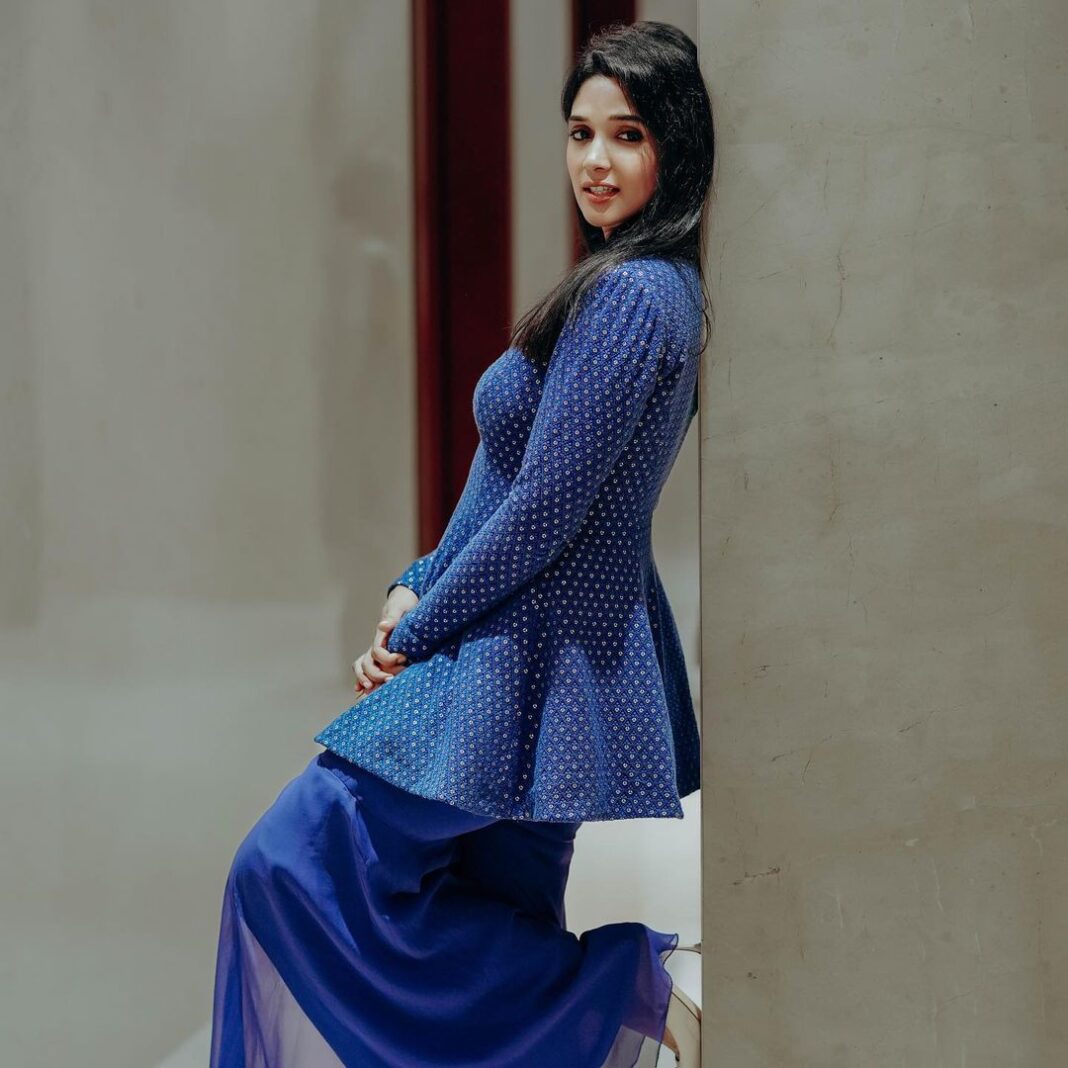 Actress Nyla Usha HD Photos and Wallpapers September 2022 - Gethu Cinema