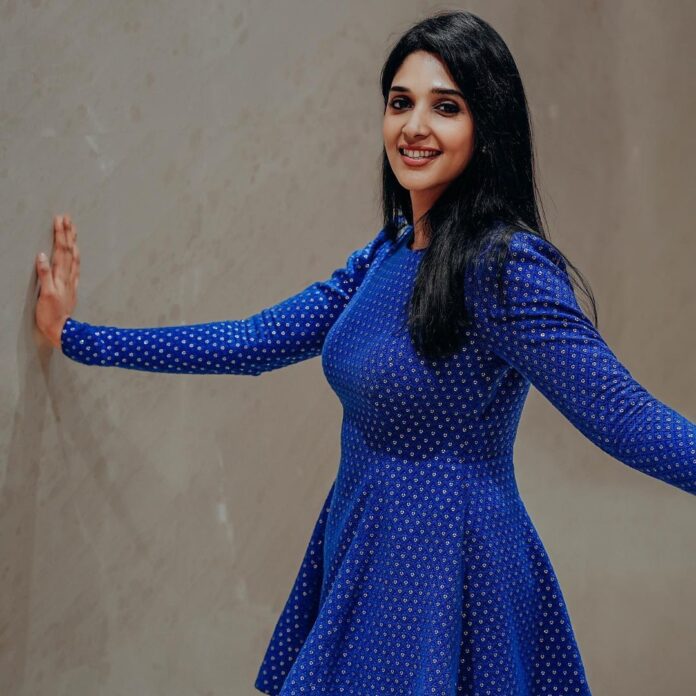 Actress Nyla Usha HD Photos and Wallpapers September 2022 | Gethu Cinema