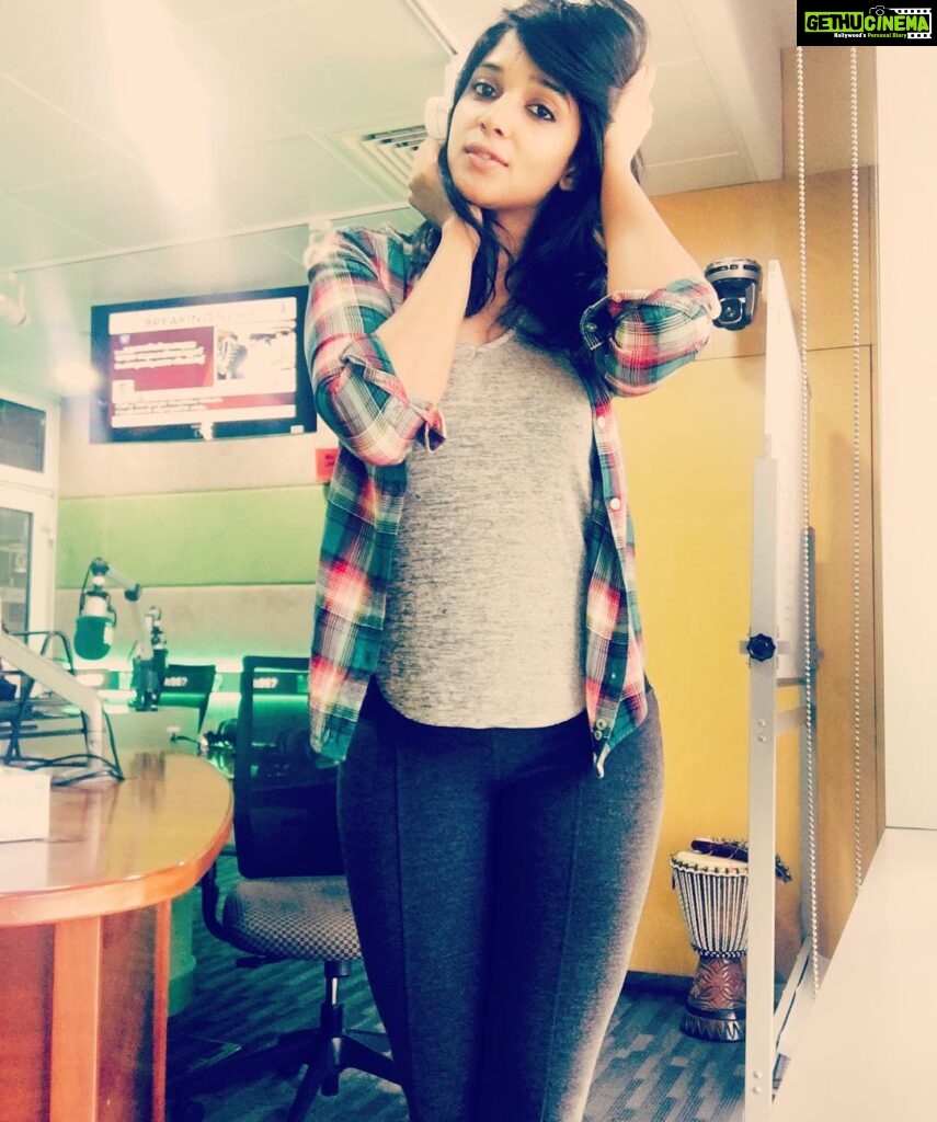 Nyla Usha Instagram - Mornings are so beautiful wen I am here... # ...