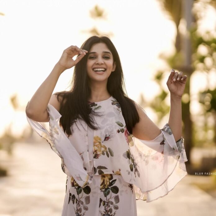 Actress Nyla Usha HD Photos and Wallpapers October 2022 - Gethu Cinema