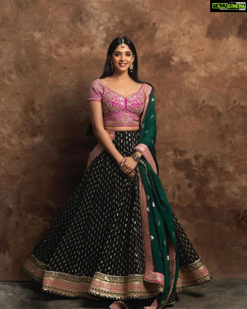 Actress Nyla Usha HD Photos and Wallpapers October 2022 - Gethu Cinema