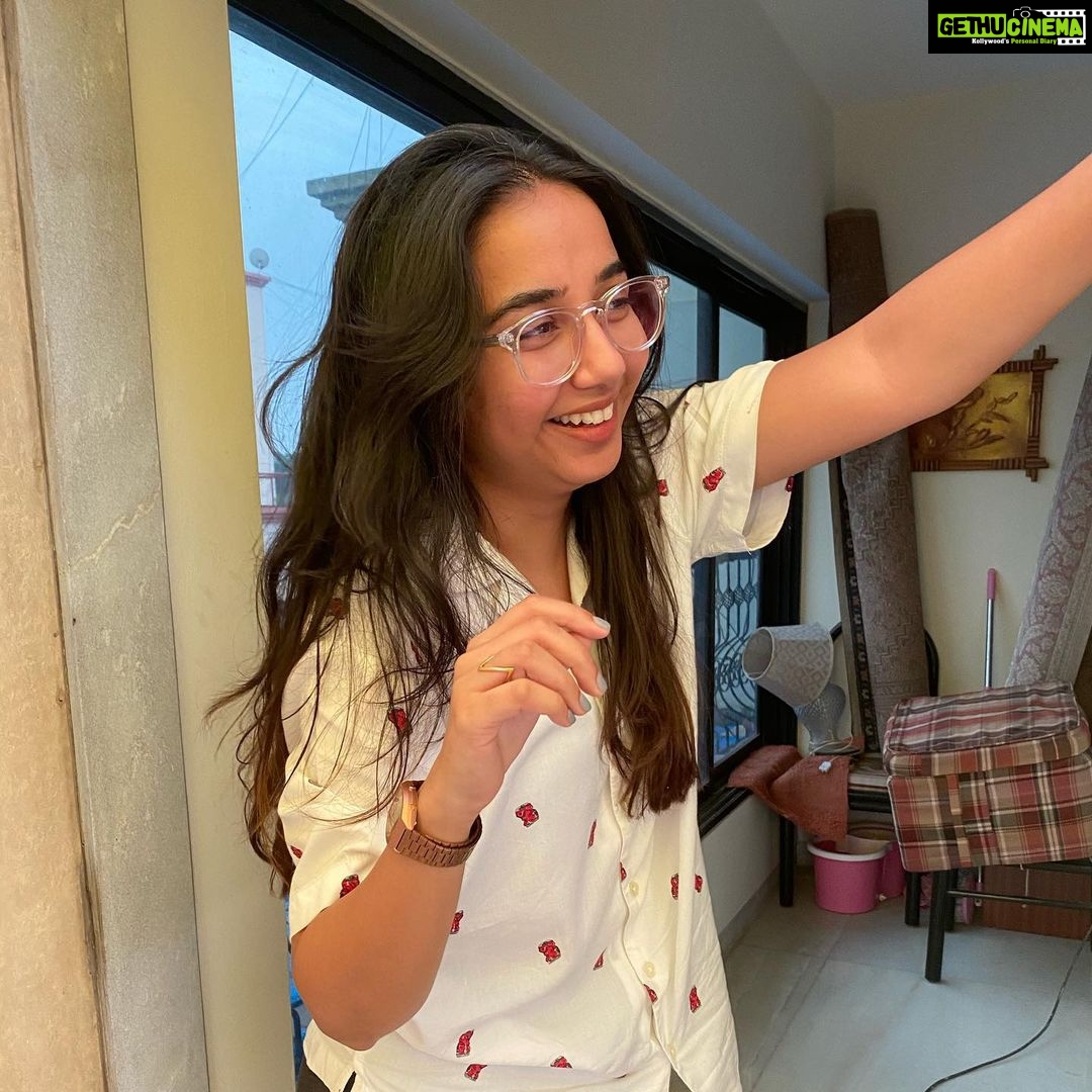 Prajakta Koli Instagram – Many moods of today. #ShootDay #Hellew | Gethu Cinema