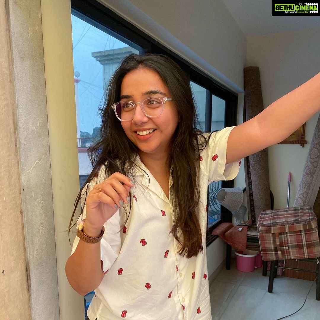 Prajakta Koli Instagram – Many moods of today. #ShootDay #Hellew | Gethu Cinema