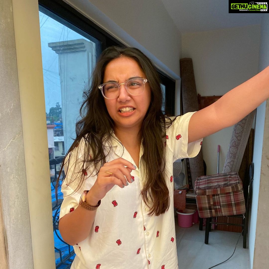 Prajakta Koli Instagram – Many moods of today. #ShootDay #Hellew | Gethu Cinema