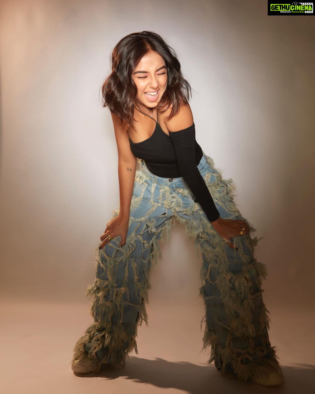 Prajakta Koli Instagram – Jeans ke sarr ho ishq ki chaanv. 🕺 ...