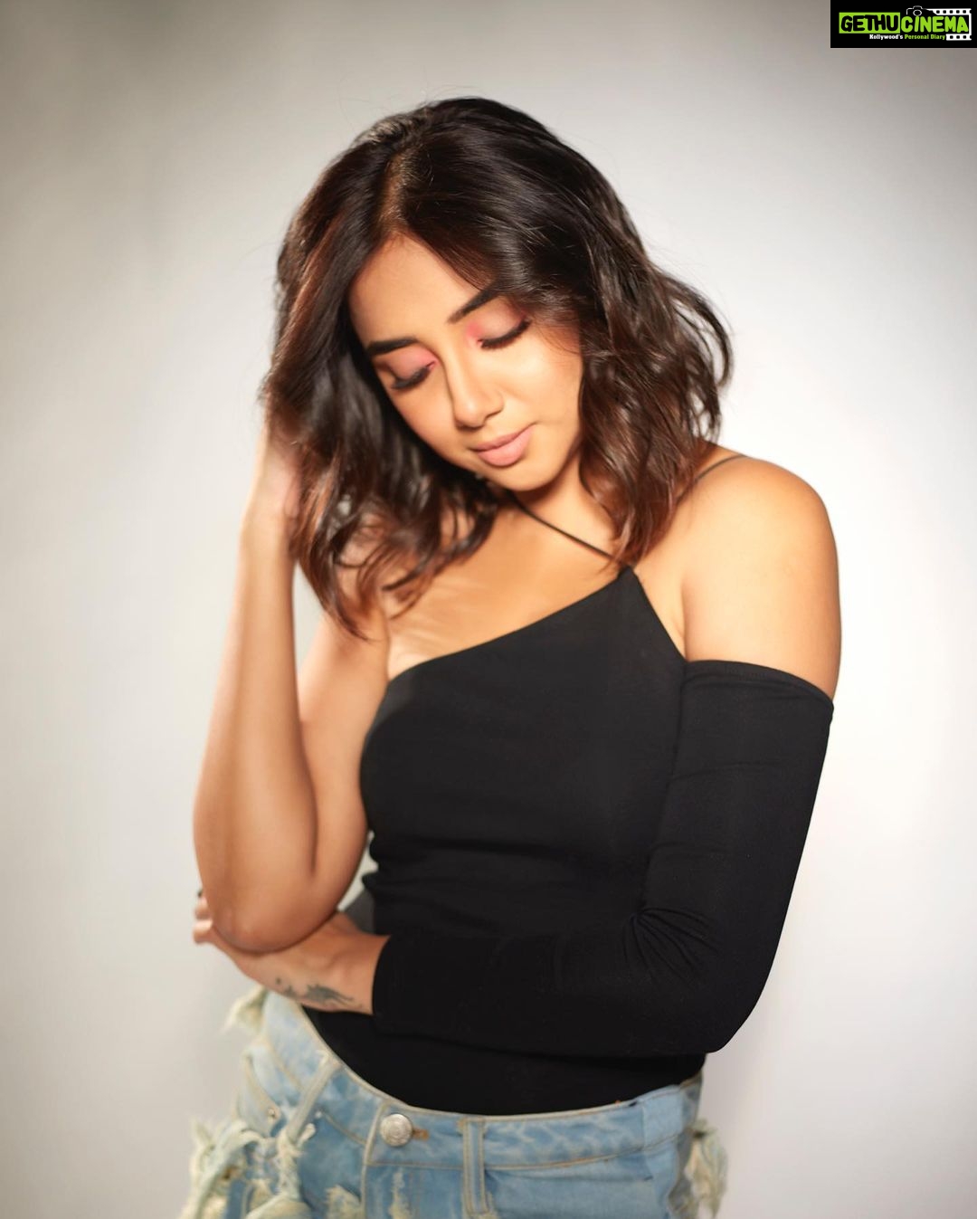 Prajakta Koli Instagram – Jeans ke sarr ho ishq ki chaanv. 🕺 ...