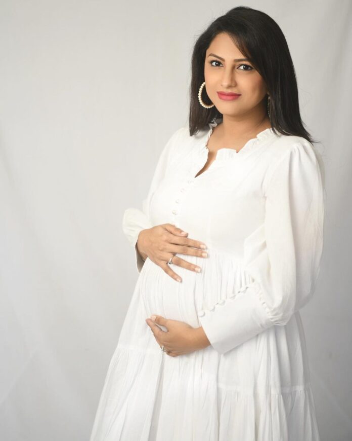 Television Actress Rucha Hasabnis HD Photos - Gethu Cinema