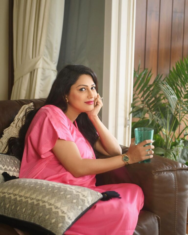 Television Actress Rucha Hasabnis HD Photos - Gethu Cinema