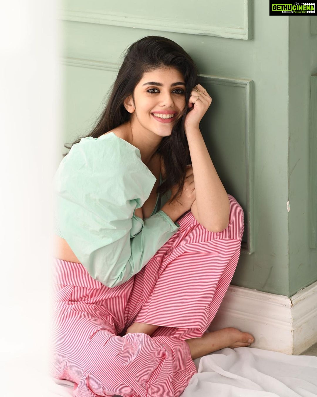 Sanjana Sanghi Instagram – Continuing lettin’ the leather slither. 🤍🖤 | Gethu Cinema