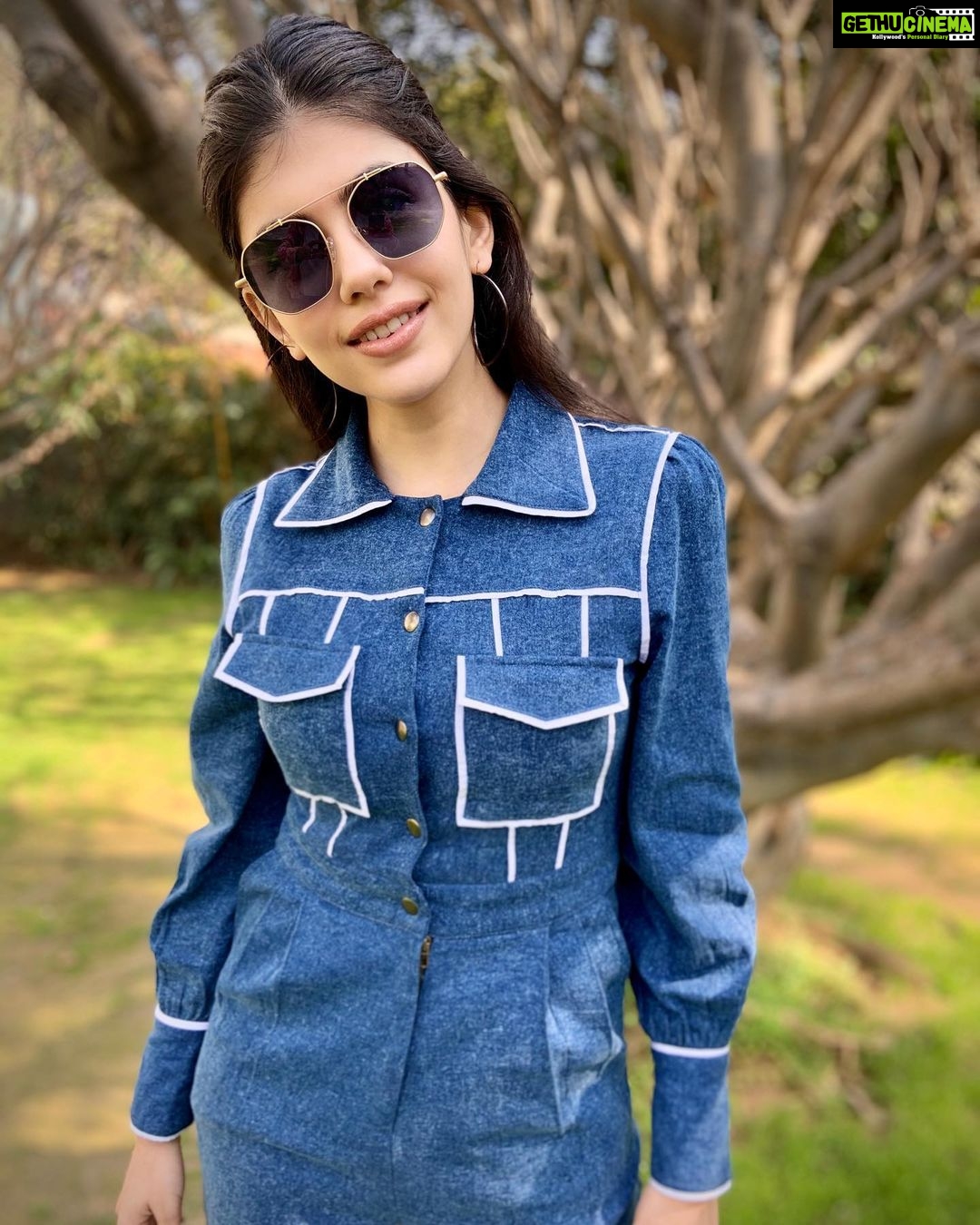 Sanjana Sanghi Instagram - Sun & fun’s out! ☀️ + 💃 + 💙 - Gethu Cinema