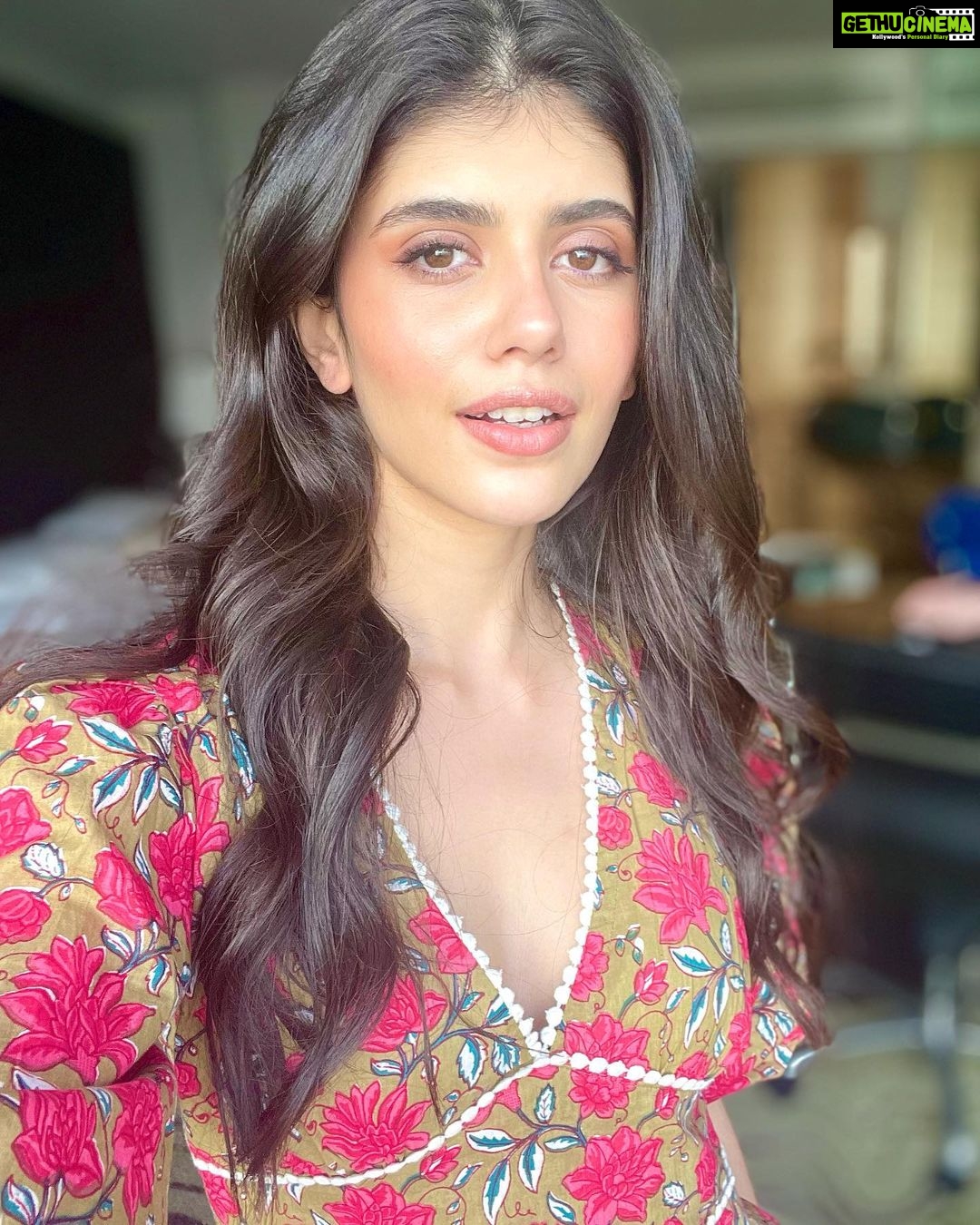 Sanjana Sanghi Instagram – Sanj & selfies : a rare reunion ♥️👧 Mumbai ...