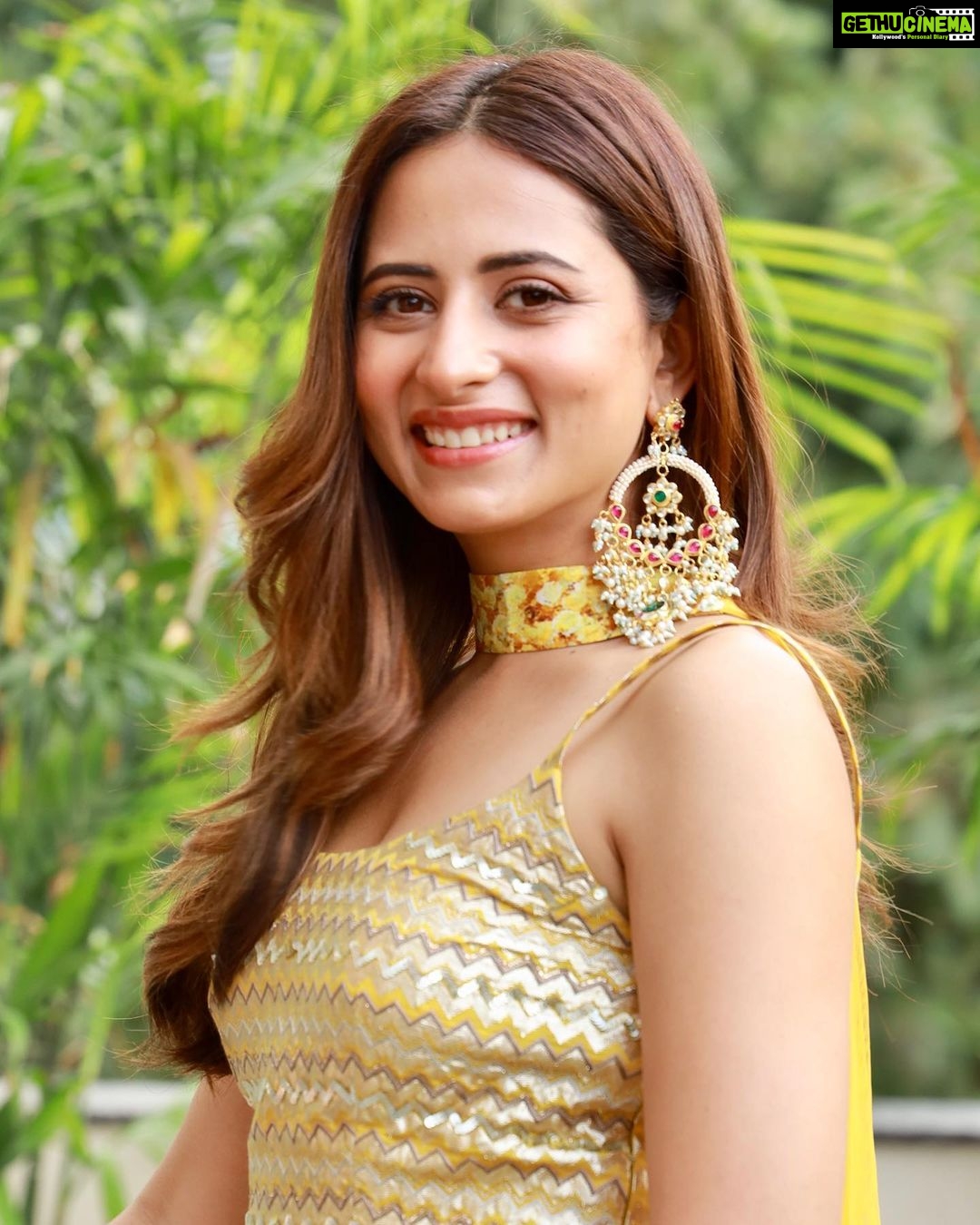 Actress Sargun Mehta HD Photos and Wallpapers September 2022 - Gethu Cinema