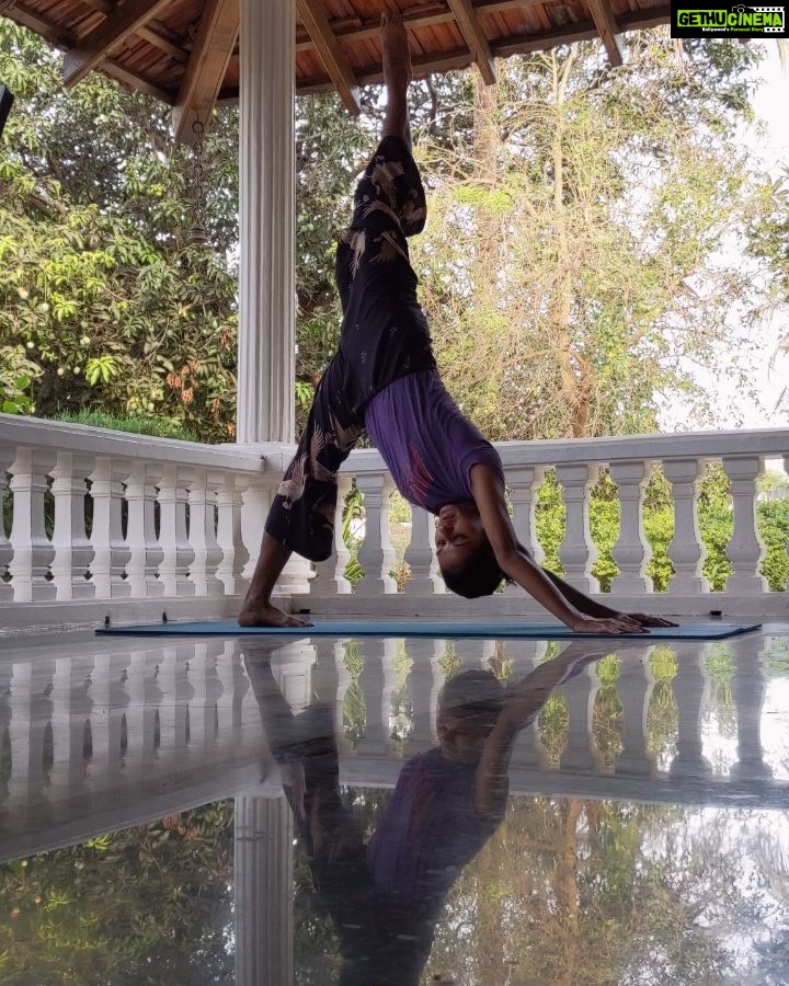 Shakti Mohan Instagram – Morning stretch 🌺 . #reflection #stretching ...