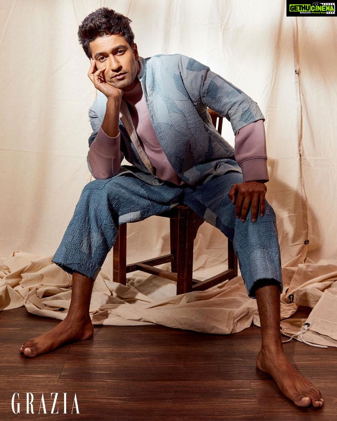 Vicky Kaushal Instagram – Gumsum ho kyun, paas aao na… baithe ho kyun ...