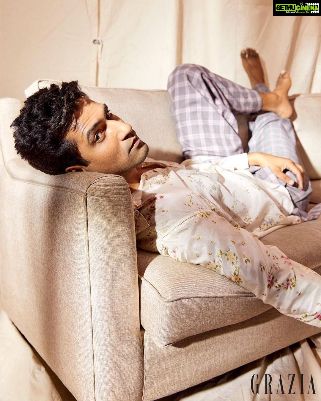 Vicky Kaushal Instagram - Gumsum ho kyun, paas aao na... baithe ho kyun ...