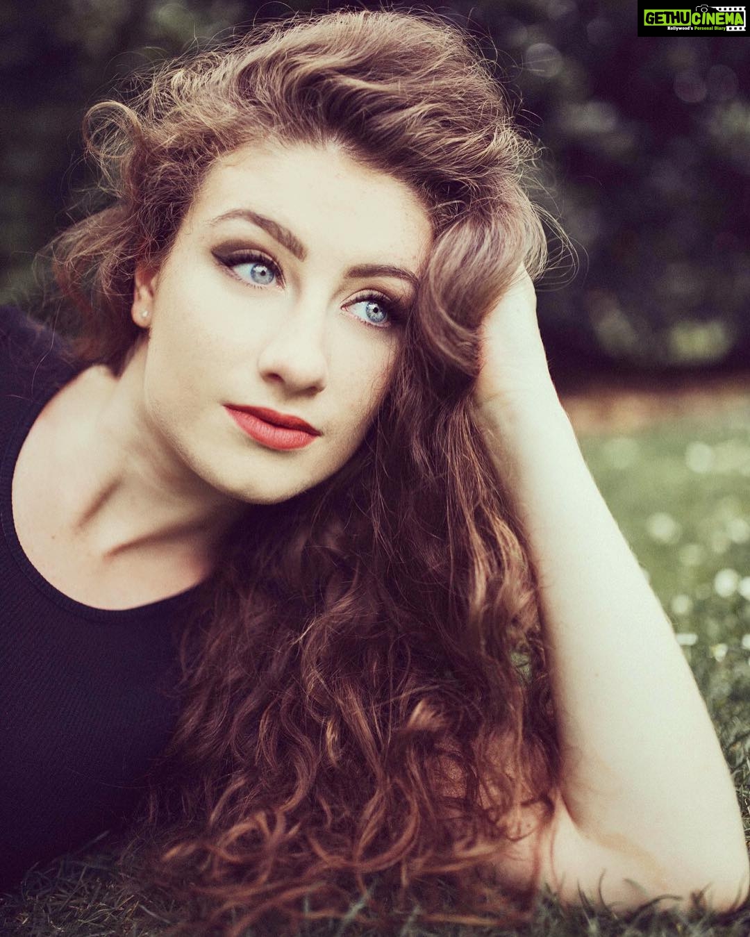 Actress Amber Doig Thorne HD Instagram Photos and Wallpapers August ...