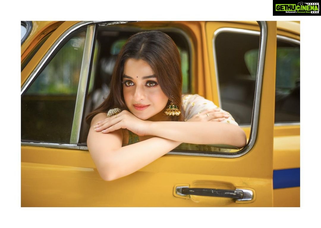 Darshana Banik Instagram – Ae zindegi gale laga le! Hum ne bhi, tere har ik gham ko, Gale se ...