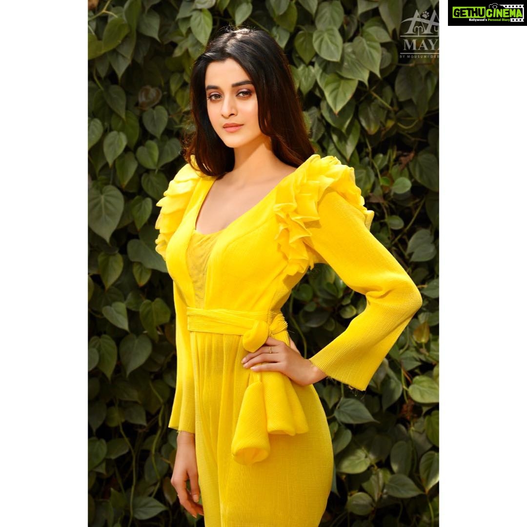 Darshana Banik Instagram – Spring is in the air 🌼 Photographer- Somnath Roy Makeup artist ...