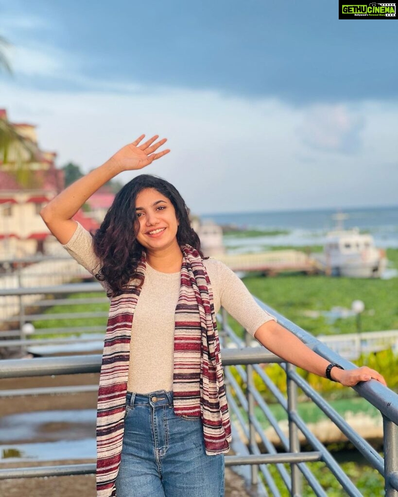 Actress Deepa Thomas HD Photos and Wallpapers September 2022 - Gethu Cinema