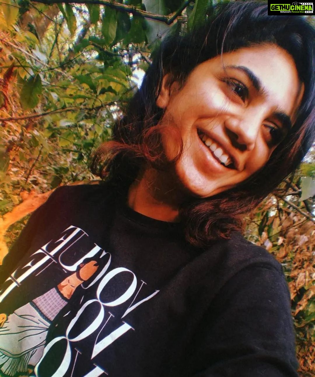 Actress Deepa Thomas HD Photos and Wallpapers September 2022 - Gethu Cinema