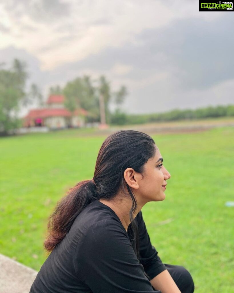 Actress Deepa Thomas HD Photos and Wallpapers May 2022 - Gethu Cinema