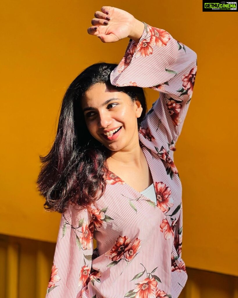 Actress Deepa Thomas HD Photos and Wallpapers May 2022 - Gethu Cinema