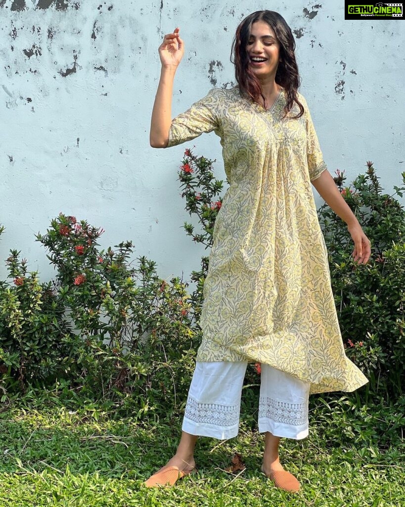 Actress Deepa Thomas HD Photos and Wallpapers May 2022 - Gethu Cinema