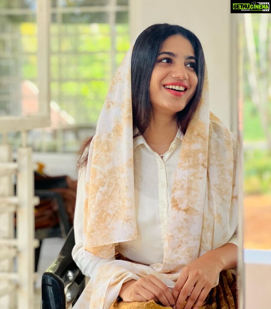 Actress Deepa Thomas HD Photos and Wallpapers October 2022 - Gethu Cinema