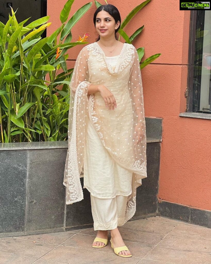 Actress Deepa Thomas HD Photos and Wallpapers October 2022 - Gethu Cinema