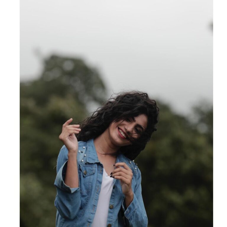 Actress Deepa Thomas HD Photos and Wallpapers November 2022 | Gethu Cinema