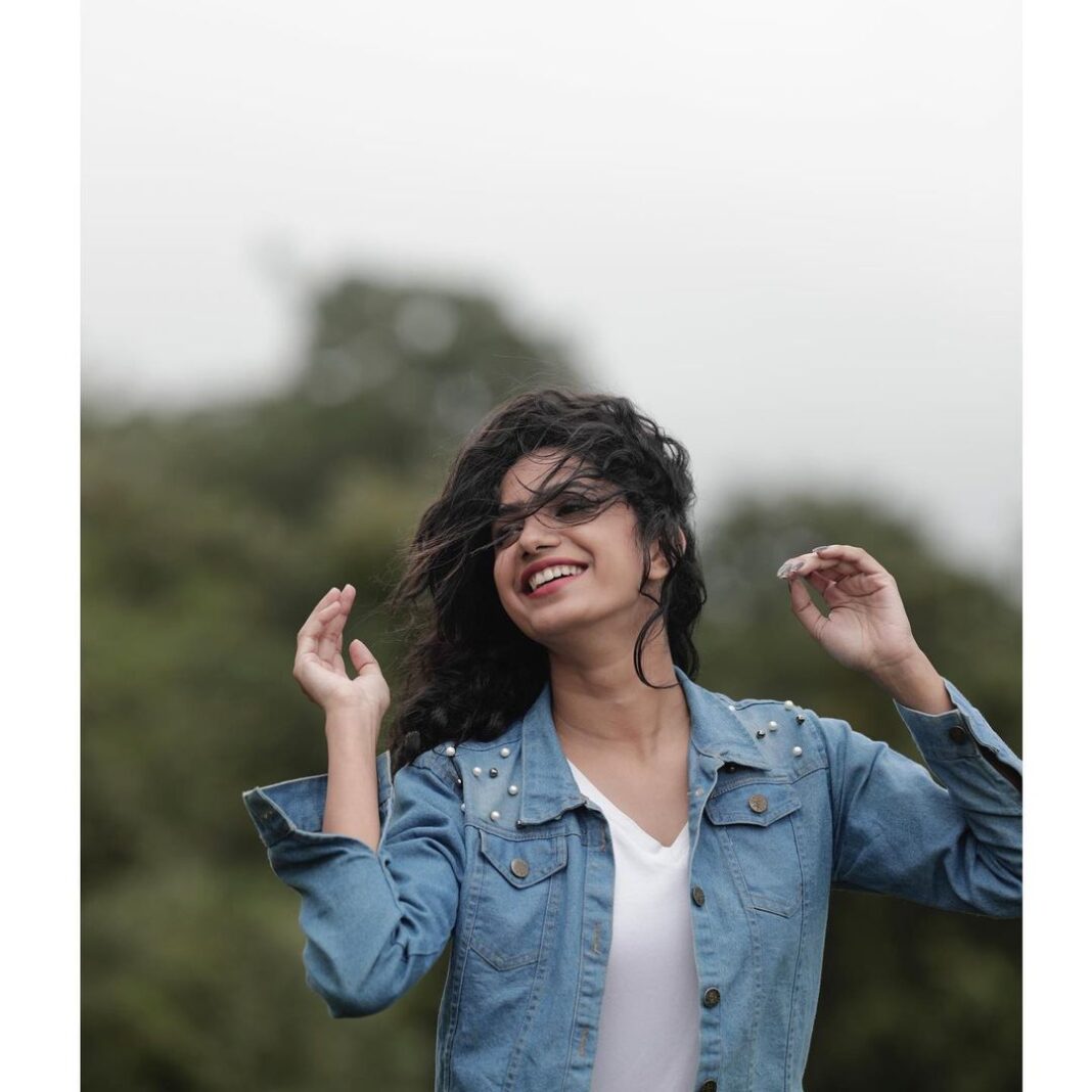 Actress Deepa Thomas HD Photos and Wallpapers November 2022 | Gethu Cinema