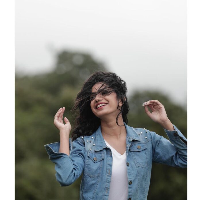 Actress Deepa Thomas HD Photos and Wallpapers November 2022 | Gethu Cinema