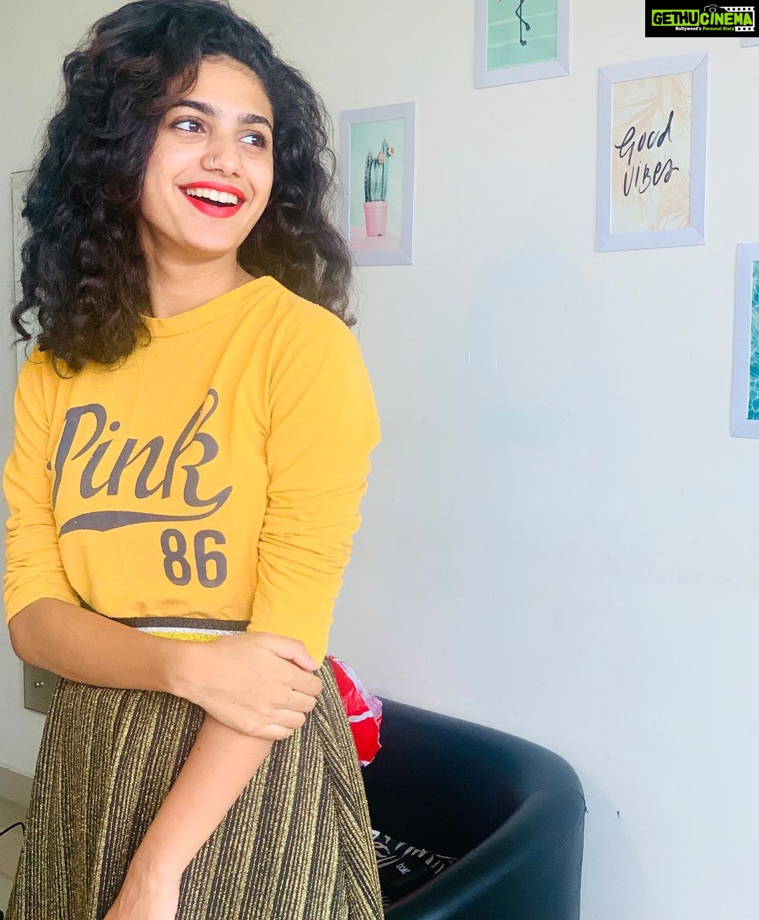 Deepa Thomas Instagram – Pink in yellow 🤷🏻‍♀️😅 | Gethu Cinema