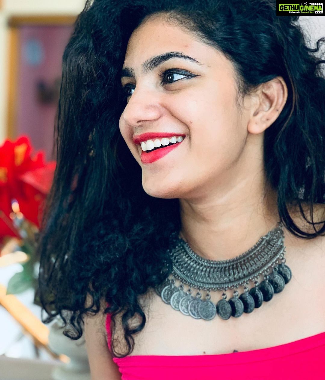 Deepa Thomas Instagram - Be happy it’s one way of being wise 😊 #1 Pic ...